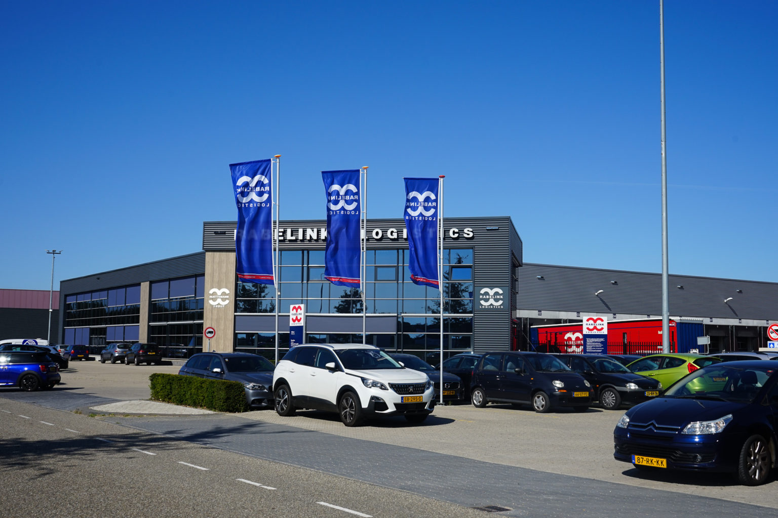 Kantoorpand en grote fabriekshal Rabelink Logistics – Bouwbedrijf ...
